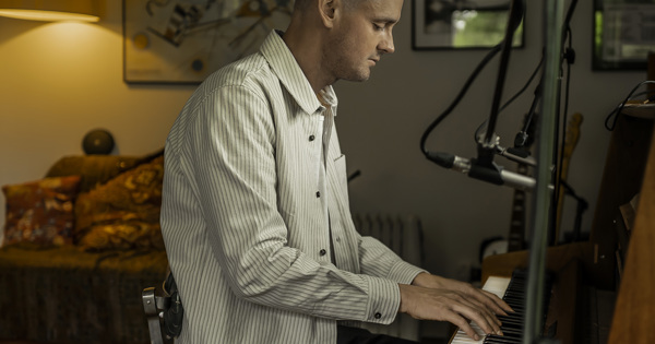 Tom Chaplin - Midpoint (Instore Performance & Signing)