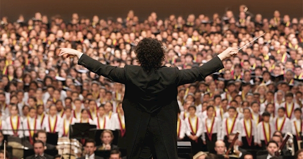 Gustavo Dudamel - Mahler 8 - Live from Caracas Blu-ray: Amazon.de ...