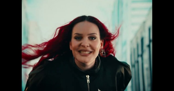 Anne-Marie - Don't Panic (Official Video)